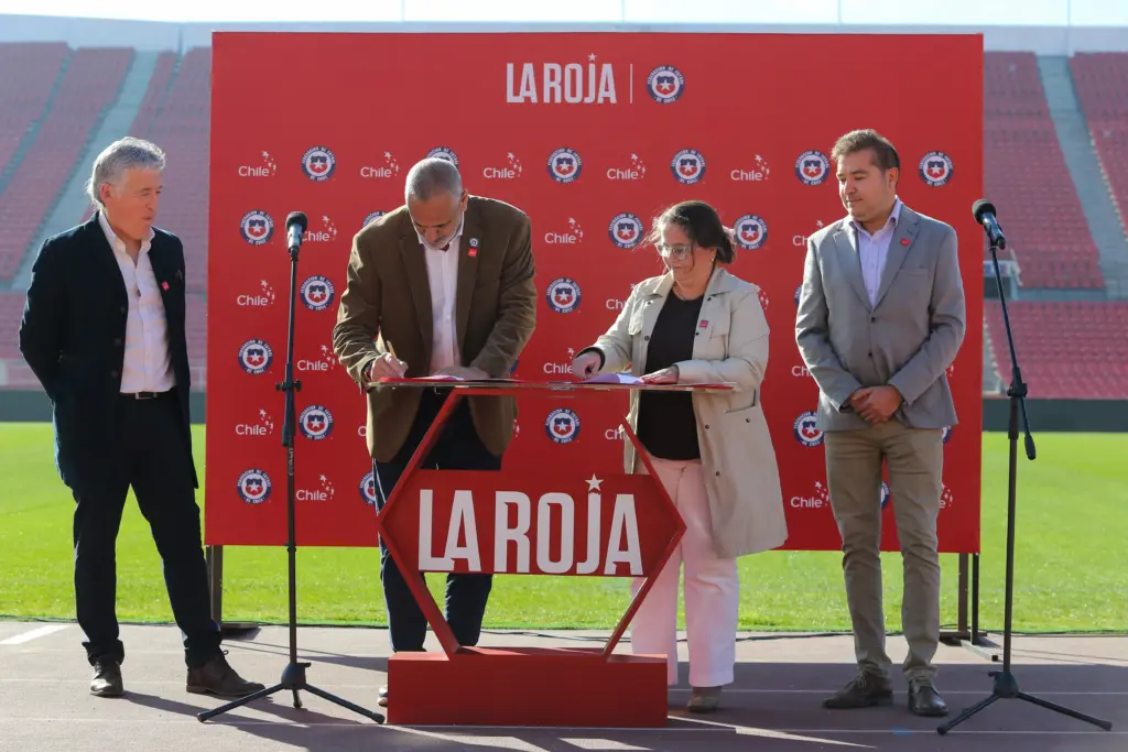 En el mes del Mundial Sub 20: Imagen de Chile y La Roja firman convenio ...